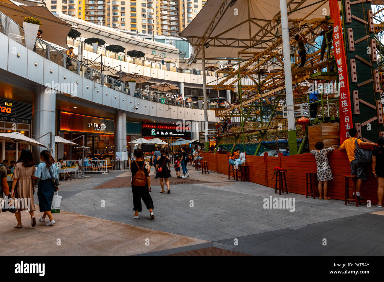 Juli 21, 2018 - Shenzhen, China: Menschen zu Fuß im Coco Park, verfügt ...