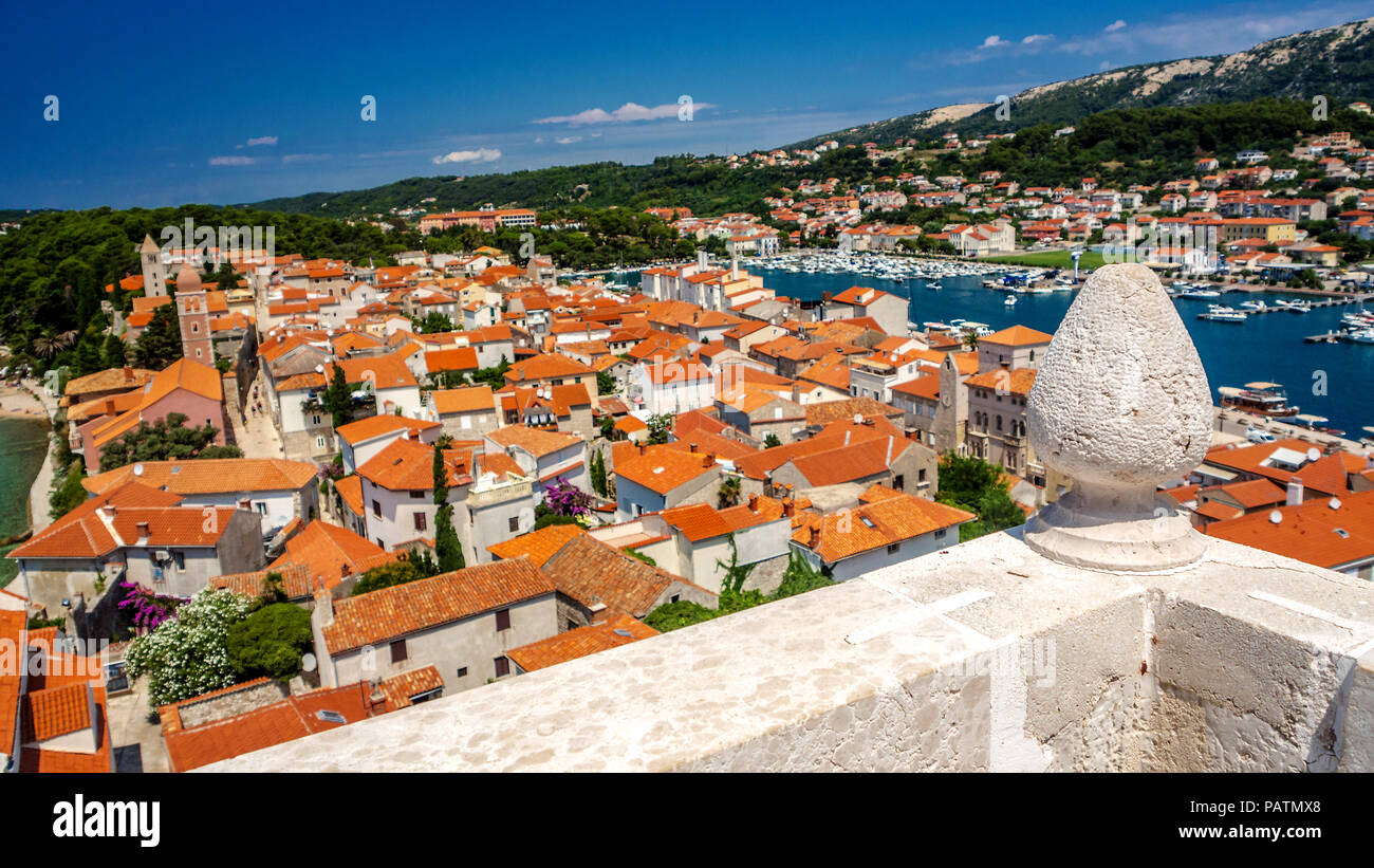 Blick auf die Altstadt von Rab auf der kroatischen Insel Rab von einem ...
