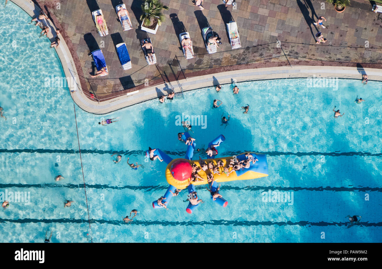 Deutschland, Sarstedt. 24. Juli 2017. Schwimmer schwimmen Sie im ...