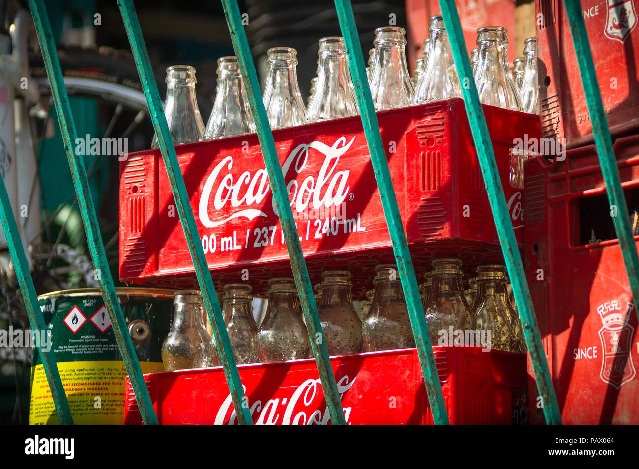 Coca cola cola flasche glas trinken -Fotos und -Bildmaterial in hoher ...
