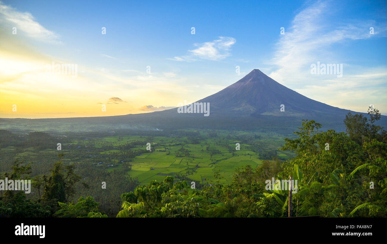 Mayon volcano eruption -Fotos und -Bildmaterial in hoher Auflösung – Alamy