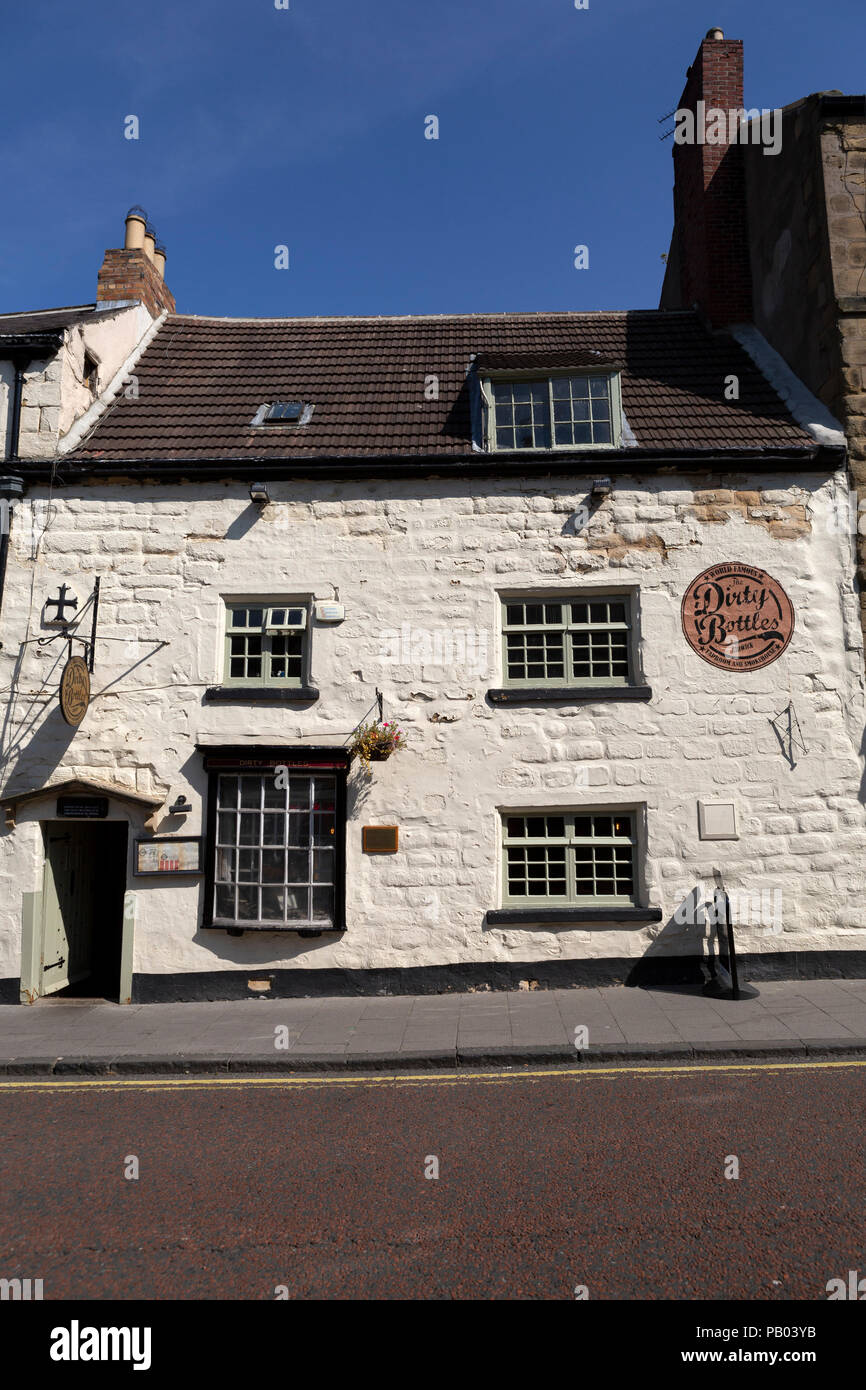 Fassade des schmutzigen Flaschen Pub in Northumberland, England. Der ...