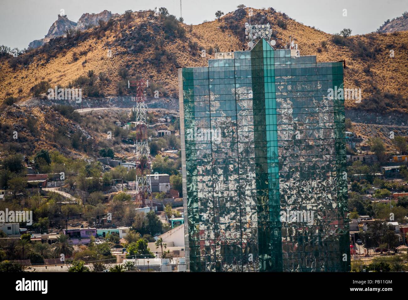 Fachada del ddificio Torre de Hermosillo con Vista al Cerro y Colonia ...