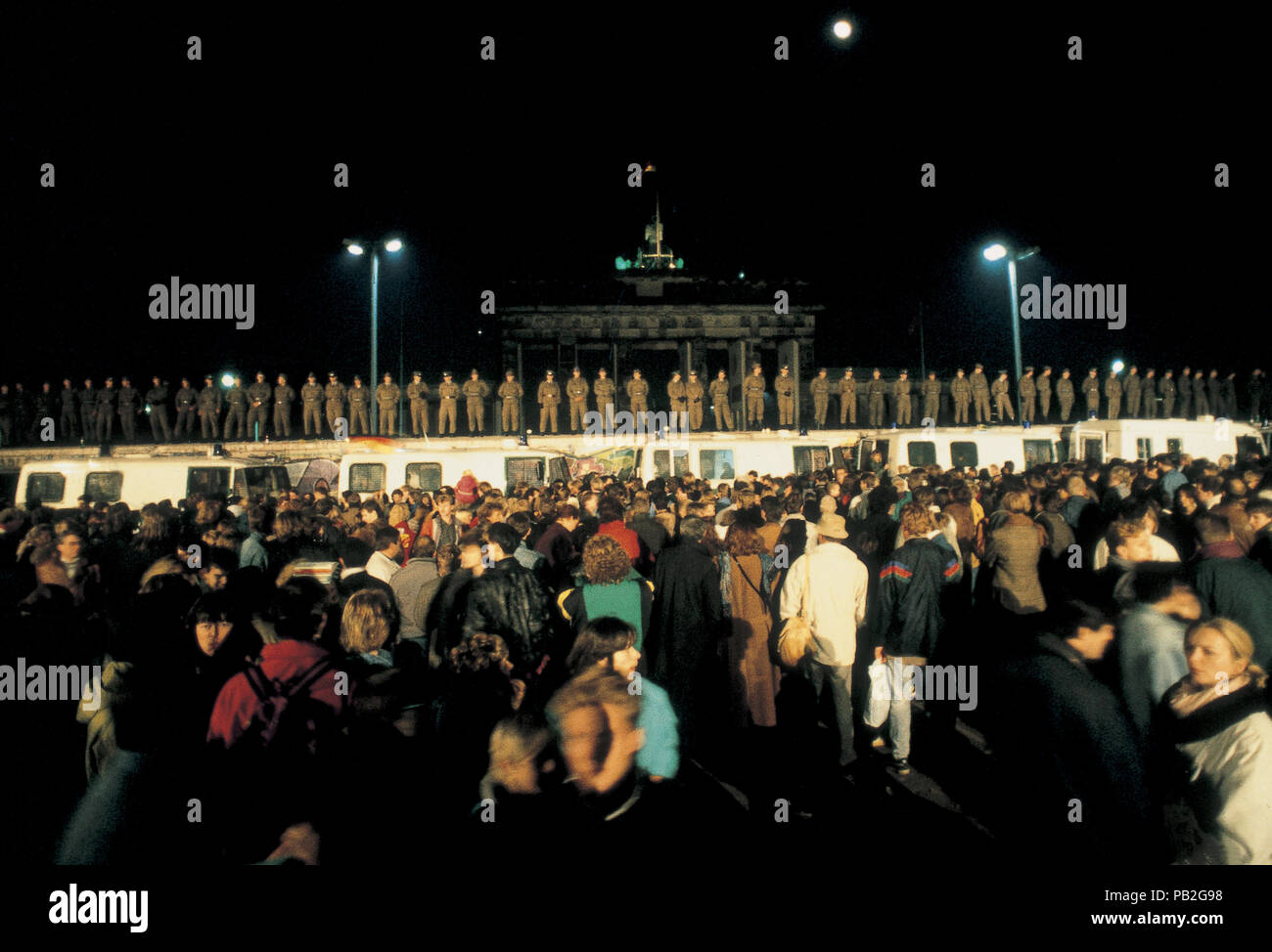 Fall Of Berlin Wall Crowd Stockfotos und -bilder Kaufen - Alamy