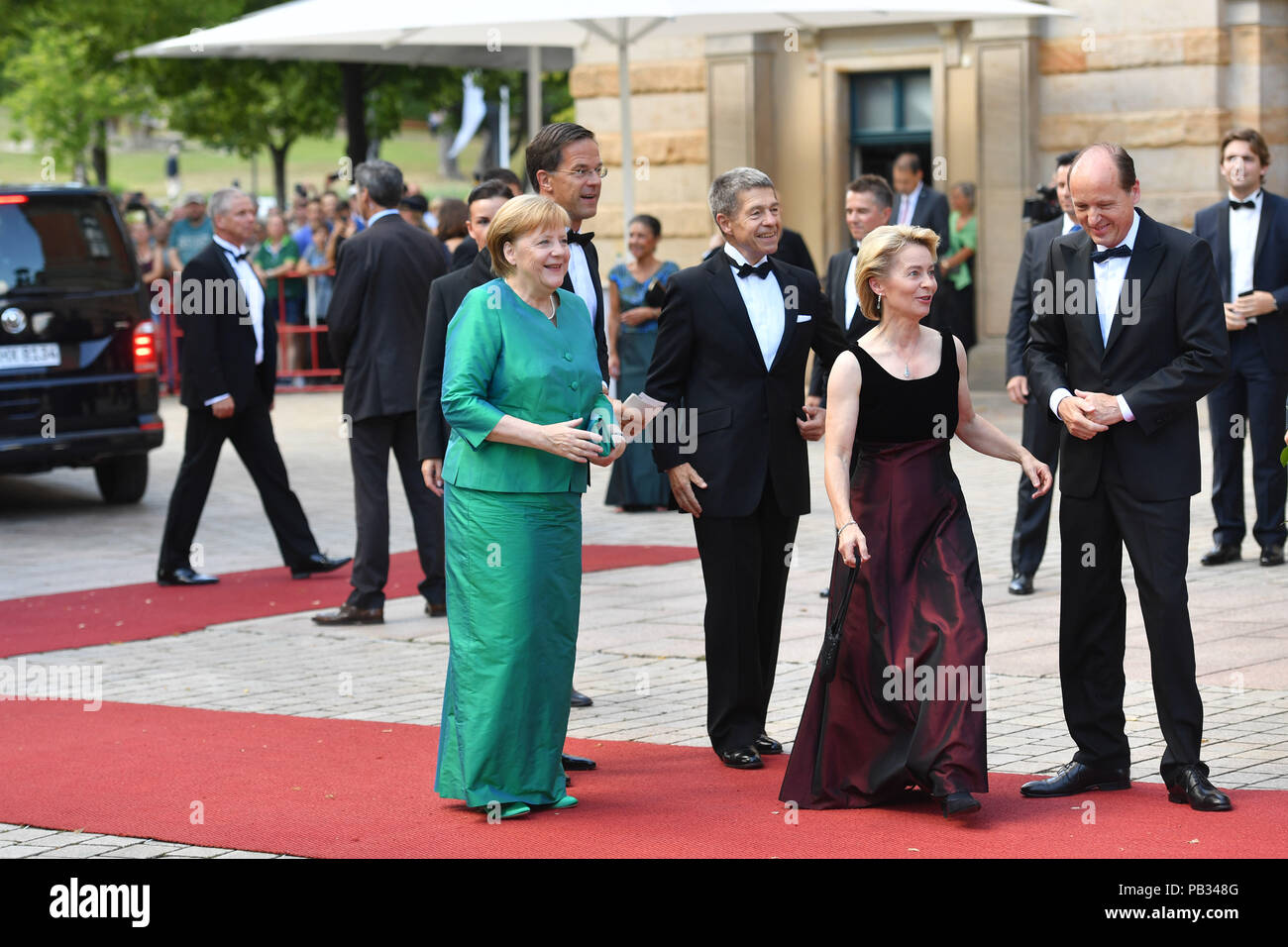 Bundeskanzlerin Angela MERKEL CDU) bei ihrer Ankunft mit Ehemann ...