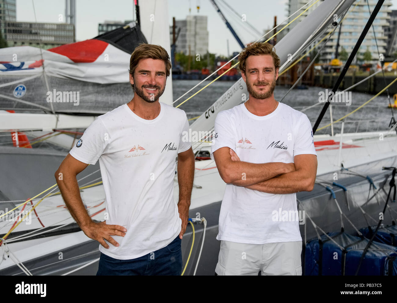 Hamburg, Deutschland. 25. Juli, 2018. Boris Herrmann (L) und Pierre ...