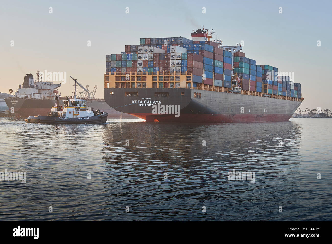 Containerschiff von der seite gesehen -Fotos und -Bildmaterial in hoher ...