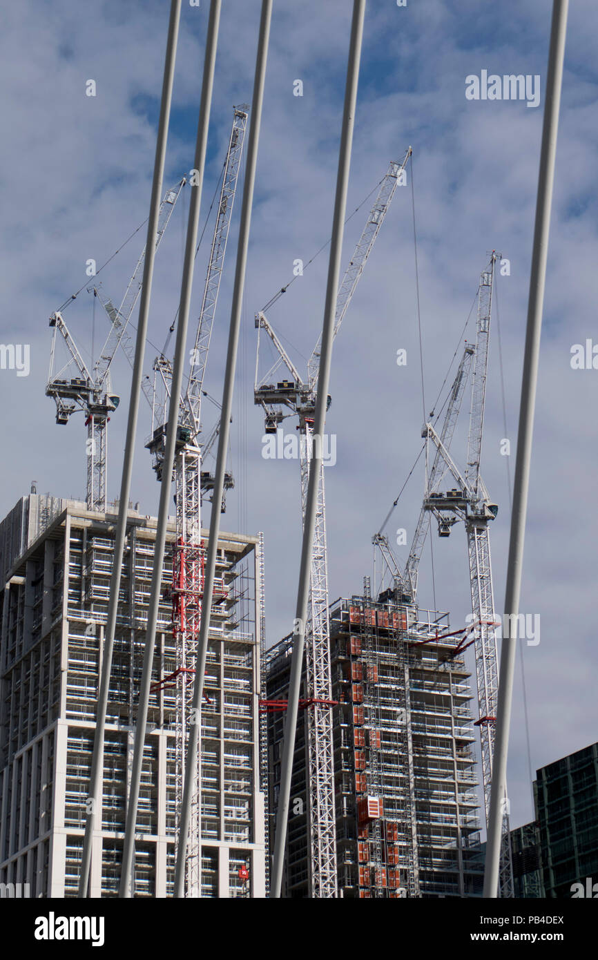 Bau neuer Bürogebäude und luxuriöse Apartments von der South Bank Kulturzentrum durch die Themse ...