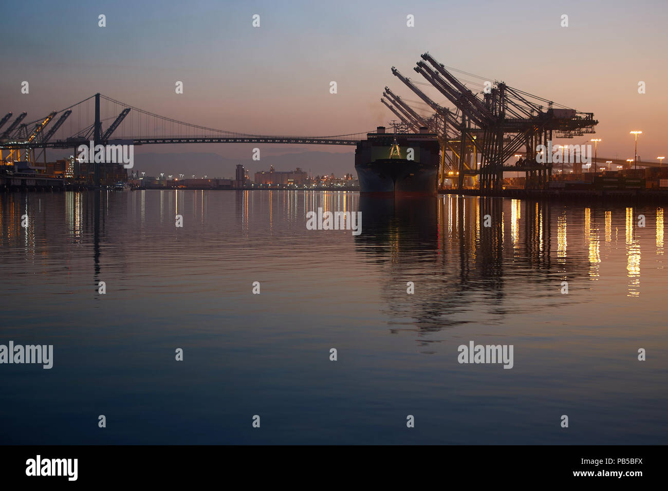 Everport containerterminal im morgengrauen -Fotos und -Bildmaterial in ...
