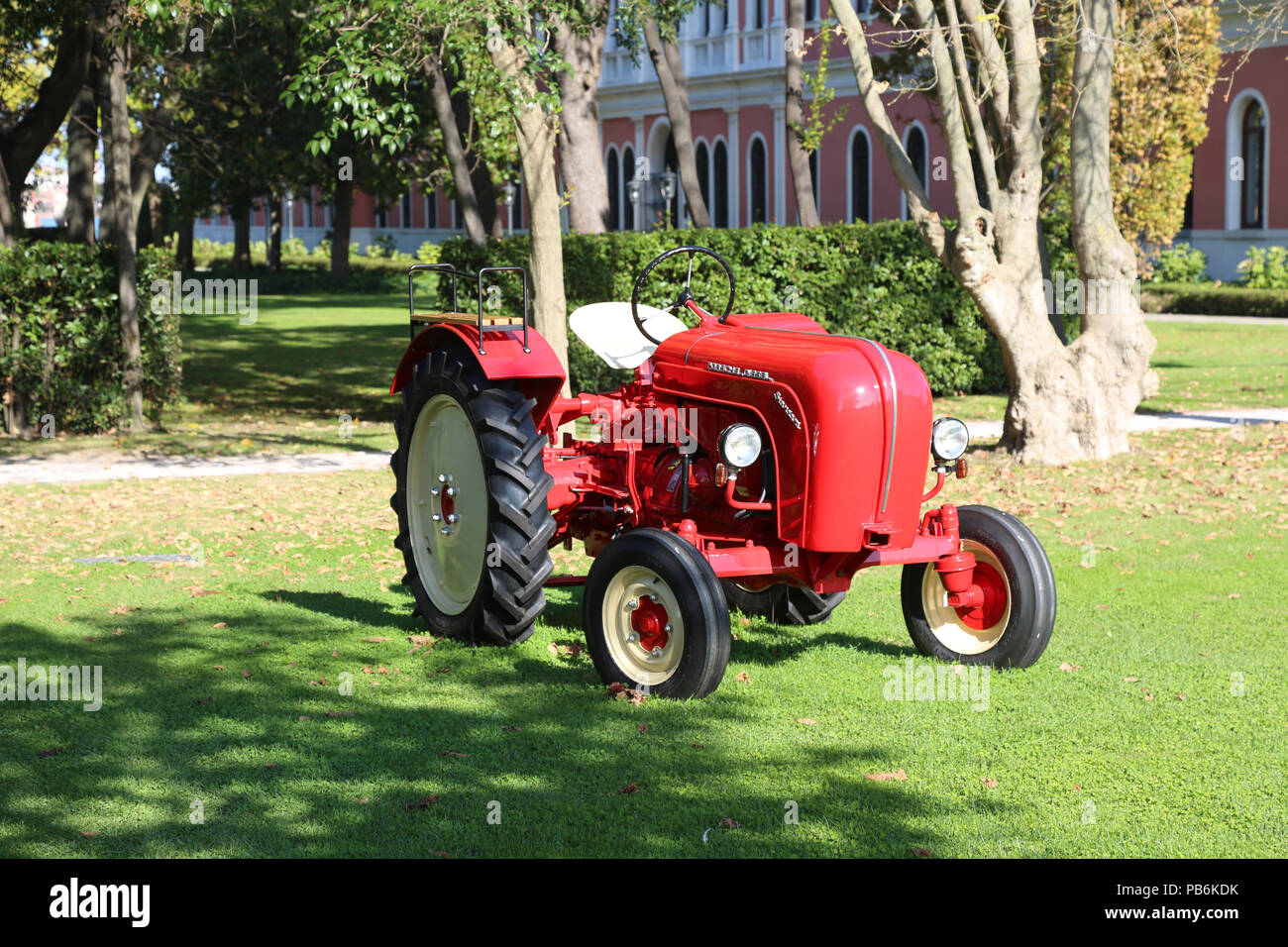 Porsche zugmaschine -Fotos und -Bildmaterial in hoher Auflösung – Alamy