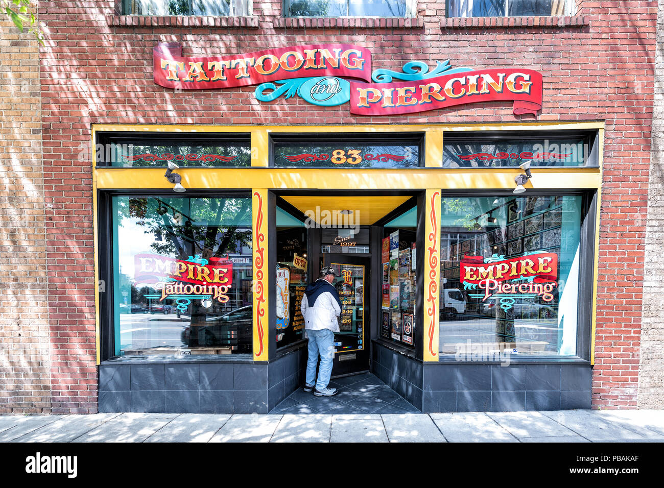 Tattoo studio exterior -Fotos und -Bildmaterial in hoher Auflösung – Alamy