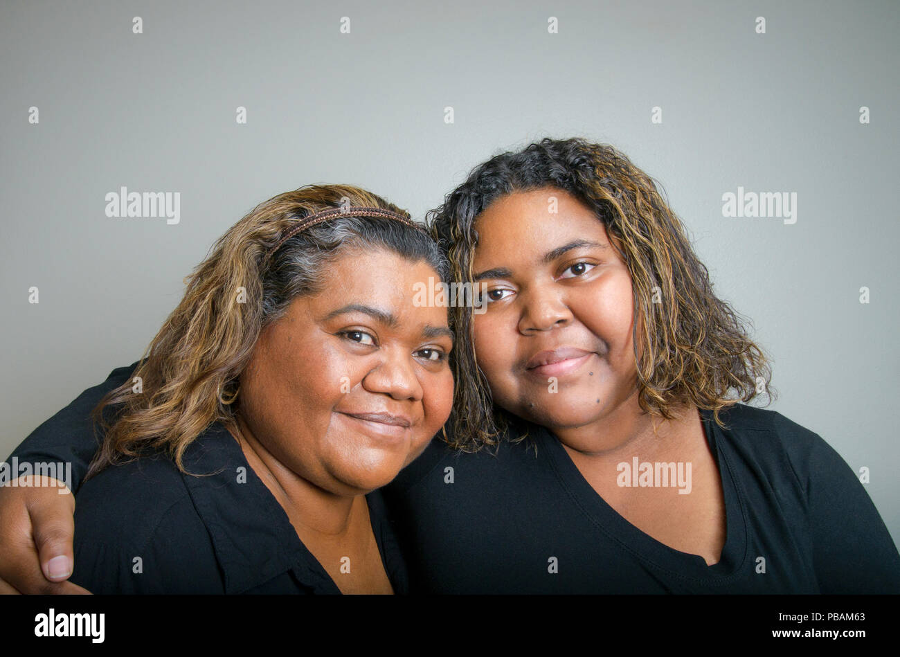 Glückliche familie mit alleinerziehender mutter und töchtern -Fotos und ...