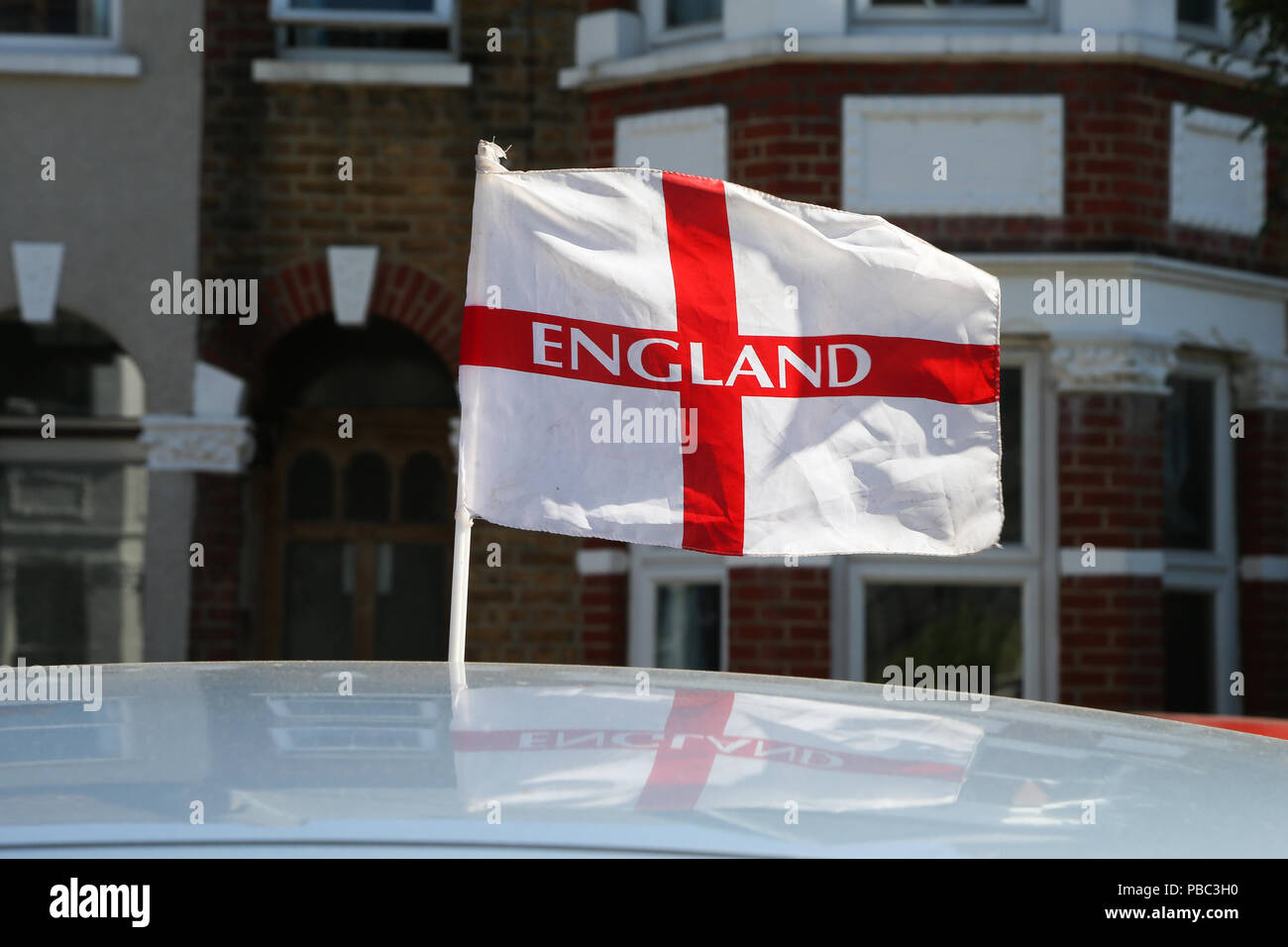 St. George flag zu einem Auto Fenster als England Feste vorbereiten ...