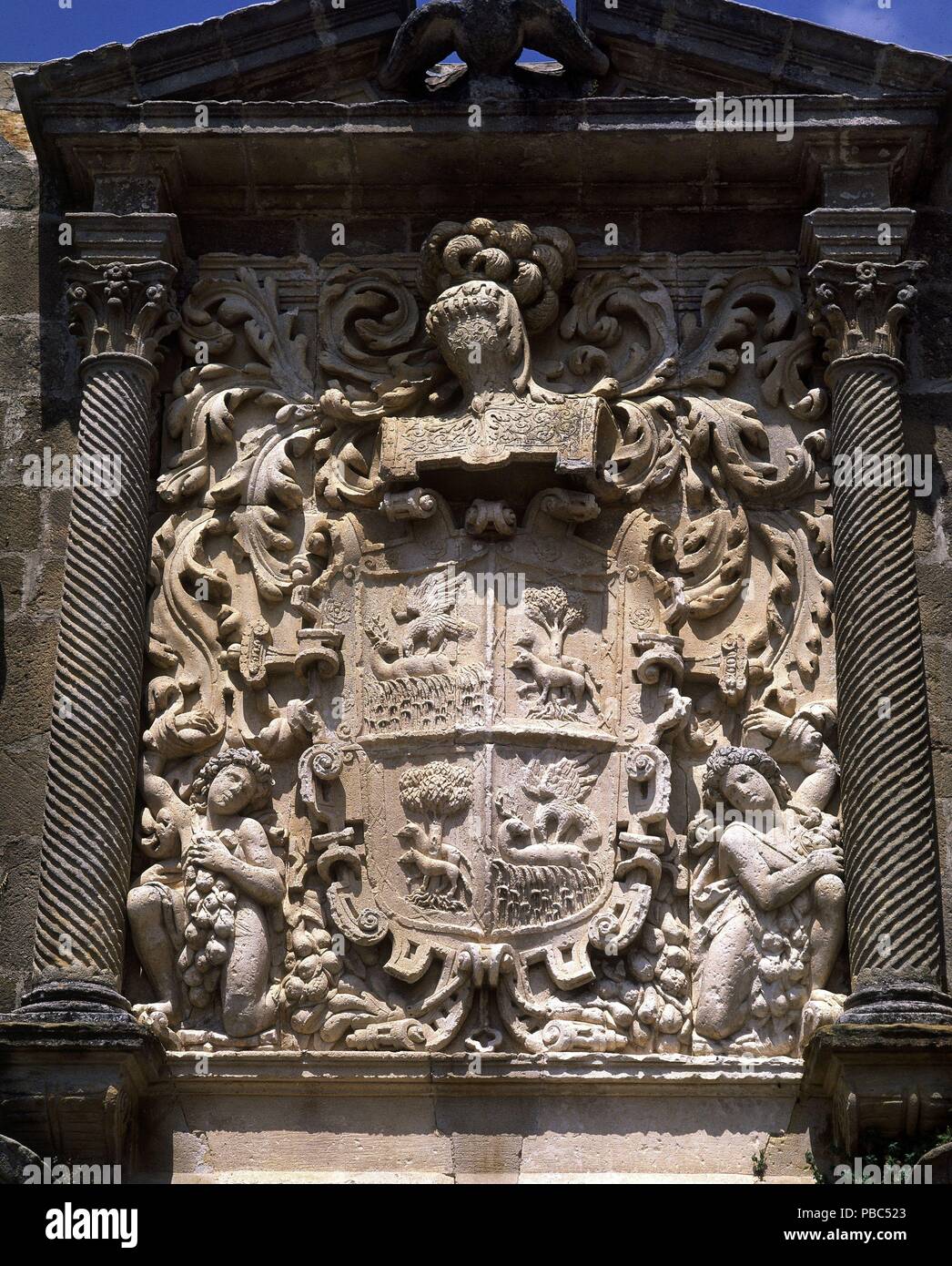 ESCUDO SOBRE LA PORTADA. Lage: PALACIO LAZARRAGA, ZALDUENDO, Álava ...