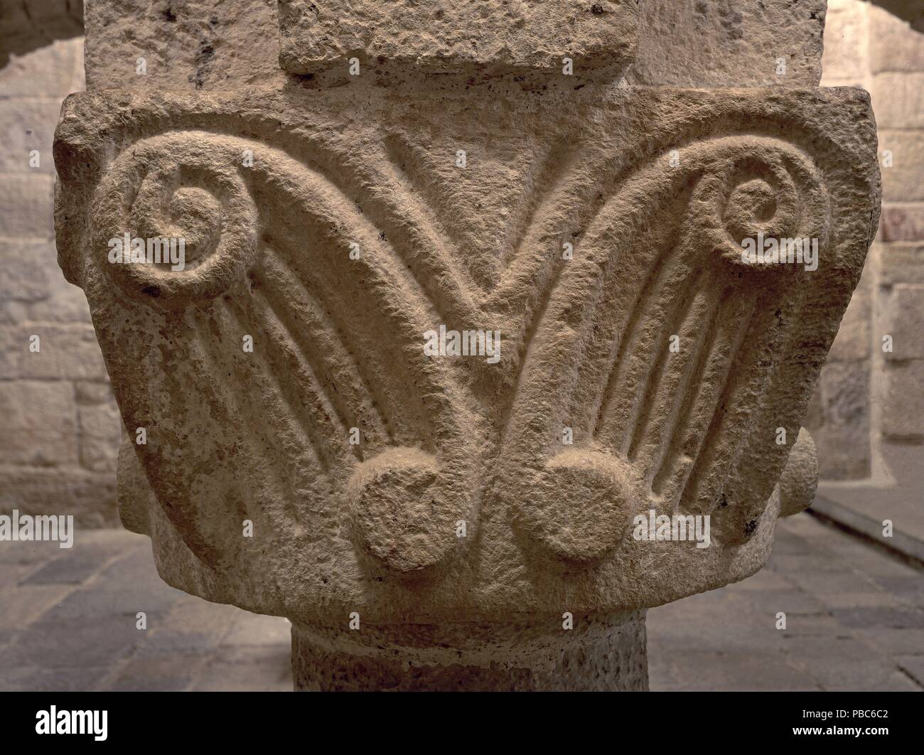 CAPITEL ROMANICO DE LA CRIPTA del Monasterio de Leyre - SIGLO XI. Lage ...