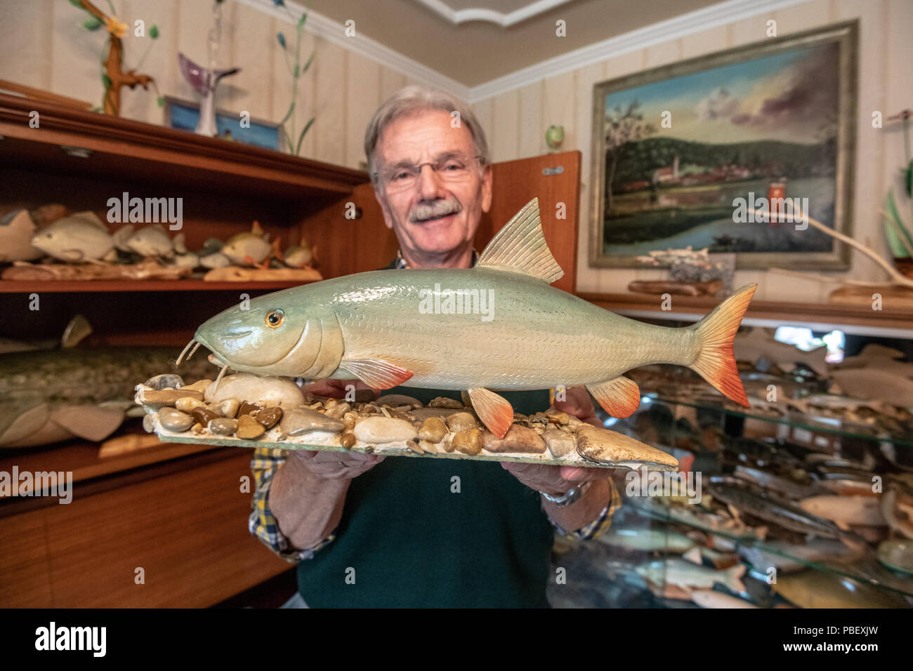 Fisch aus holz geschnitzt -Fotos und -Bildmaterial in hoher Auflösung – Alamy
