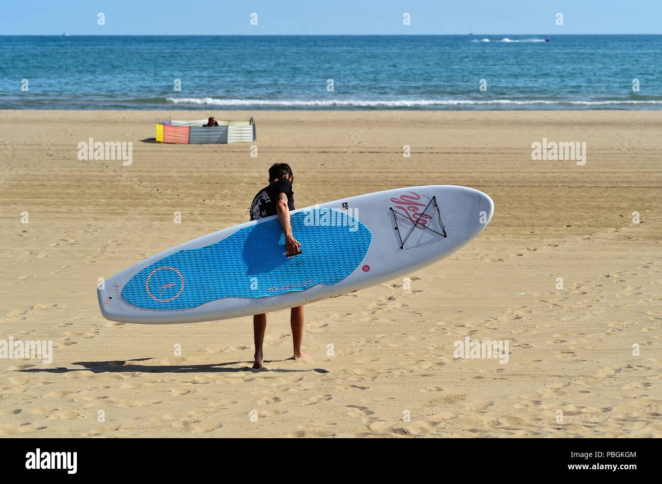 Chicago, Illinois, USA. der Mensch seinen Weg macht über den Sand von ...