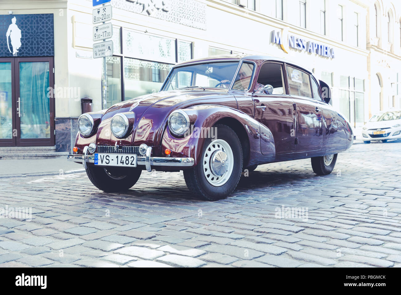 Stadt Riga, Lettland. Oldtimer auto Festival in der Hauptstadt Riga ...