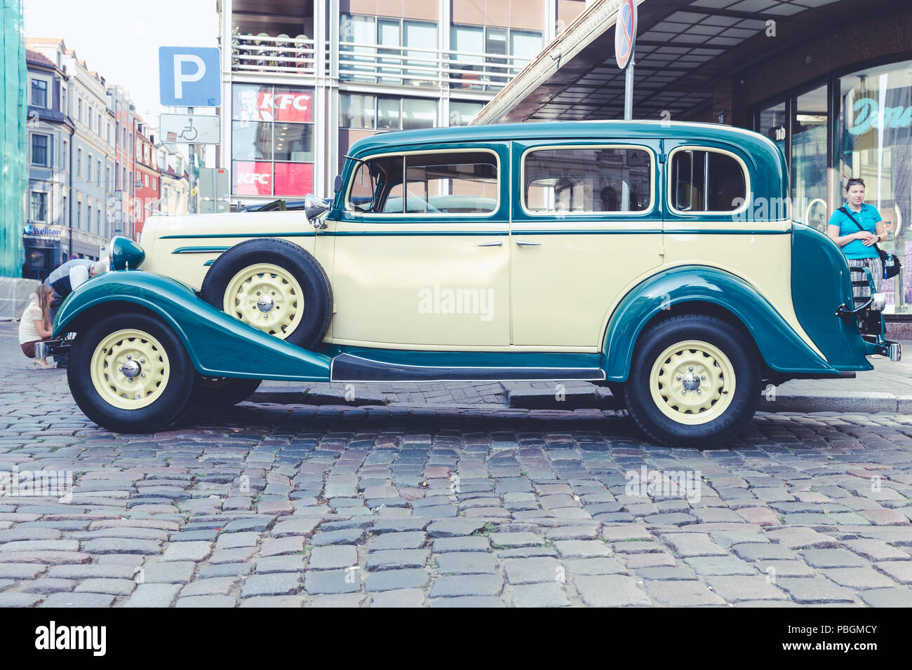 Stadt Riga, Lettland. Oldtimer auto Festival in der Hauptstadt Riga ...