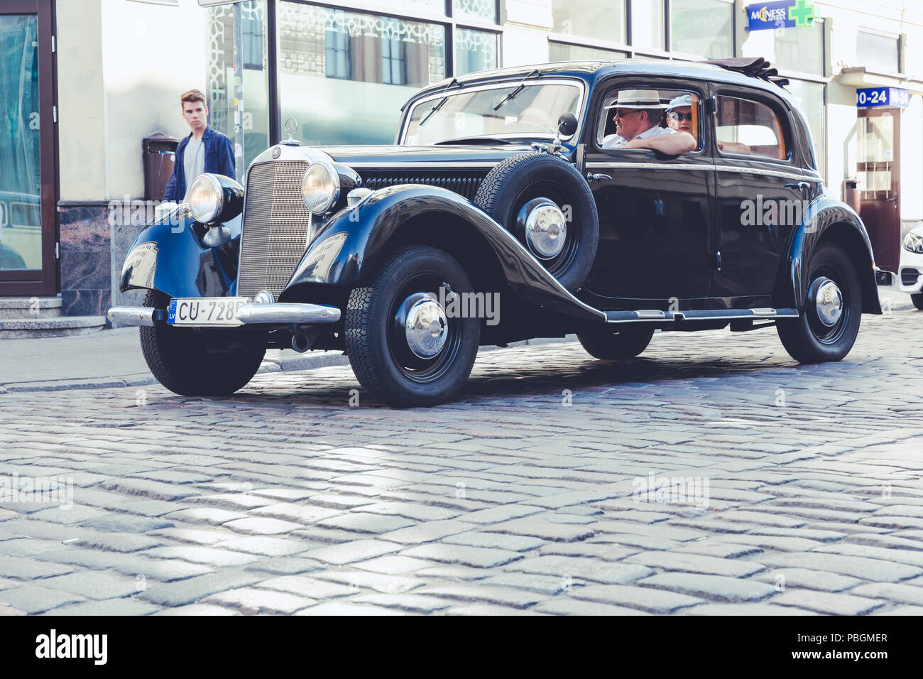 Stadt Riga, Lettland. Oldtimer auto Festival in der Hauptstadt Riga ...