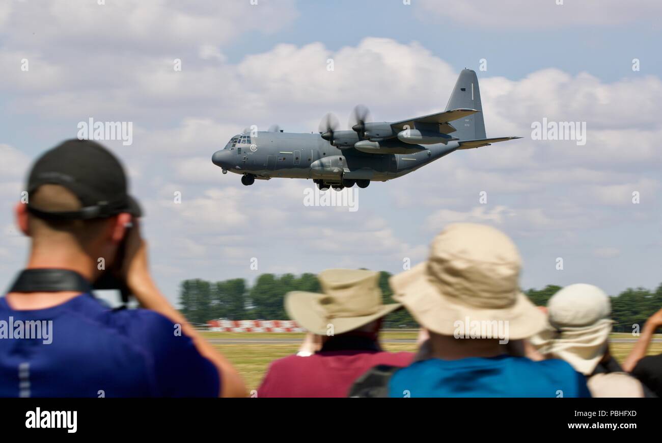 Lockheed mc 130j commando ii -Fotos und -Bildmaterial in hoher ...