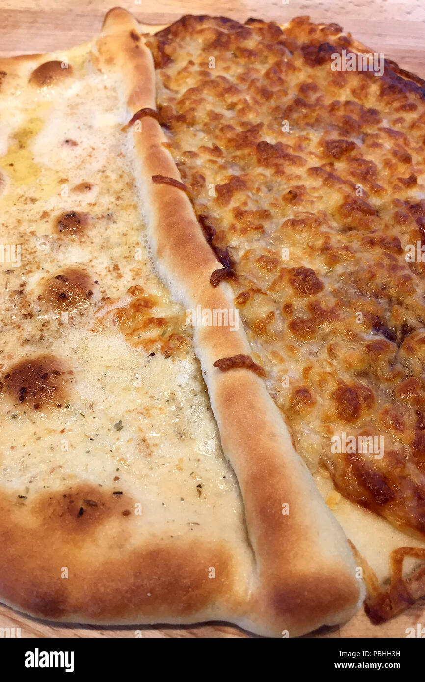 Halbe pizza halb knoblauchbrot -Fotos und -Bildmaterial in hoher ...