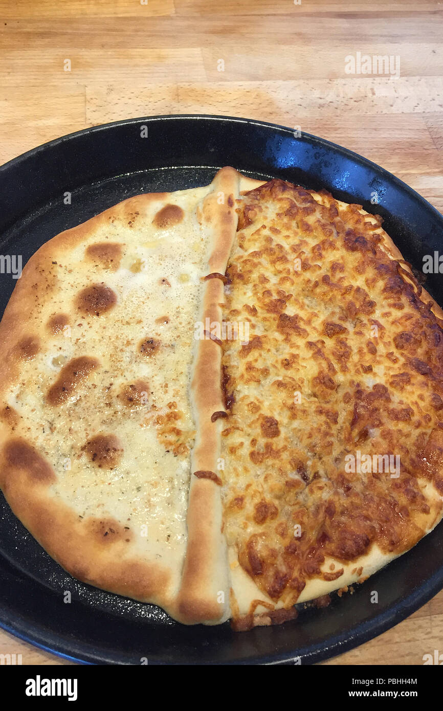 Halbe pizza halb knoblauchbrot -Fotos und -Bildmaterial in hoher ...