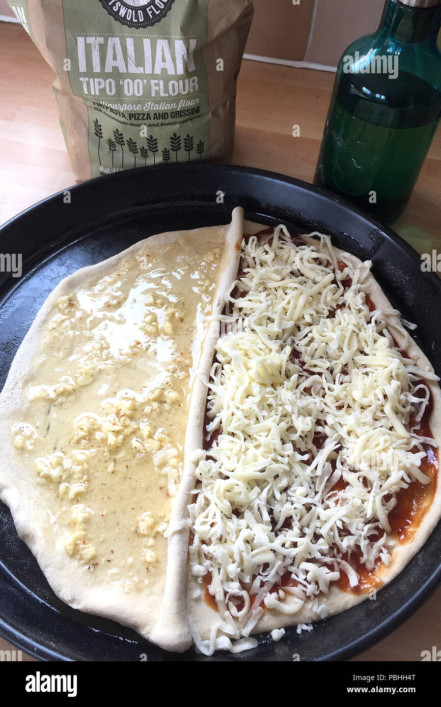 Halbe pizza halb knoblauchbrot -Fotos und -Bildmaterial in hoher ...