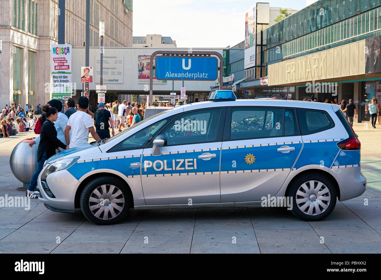 Police car in berlin -Fotos und -Bildmaterial in hoher Auflösung – Alamy