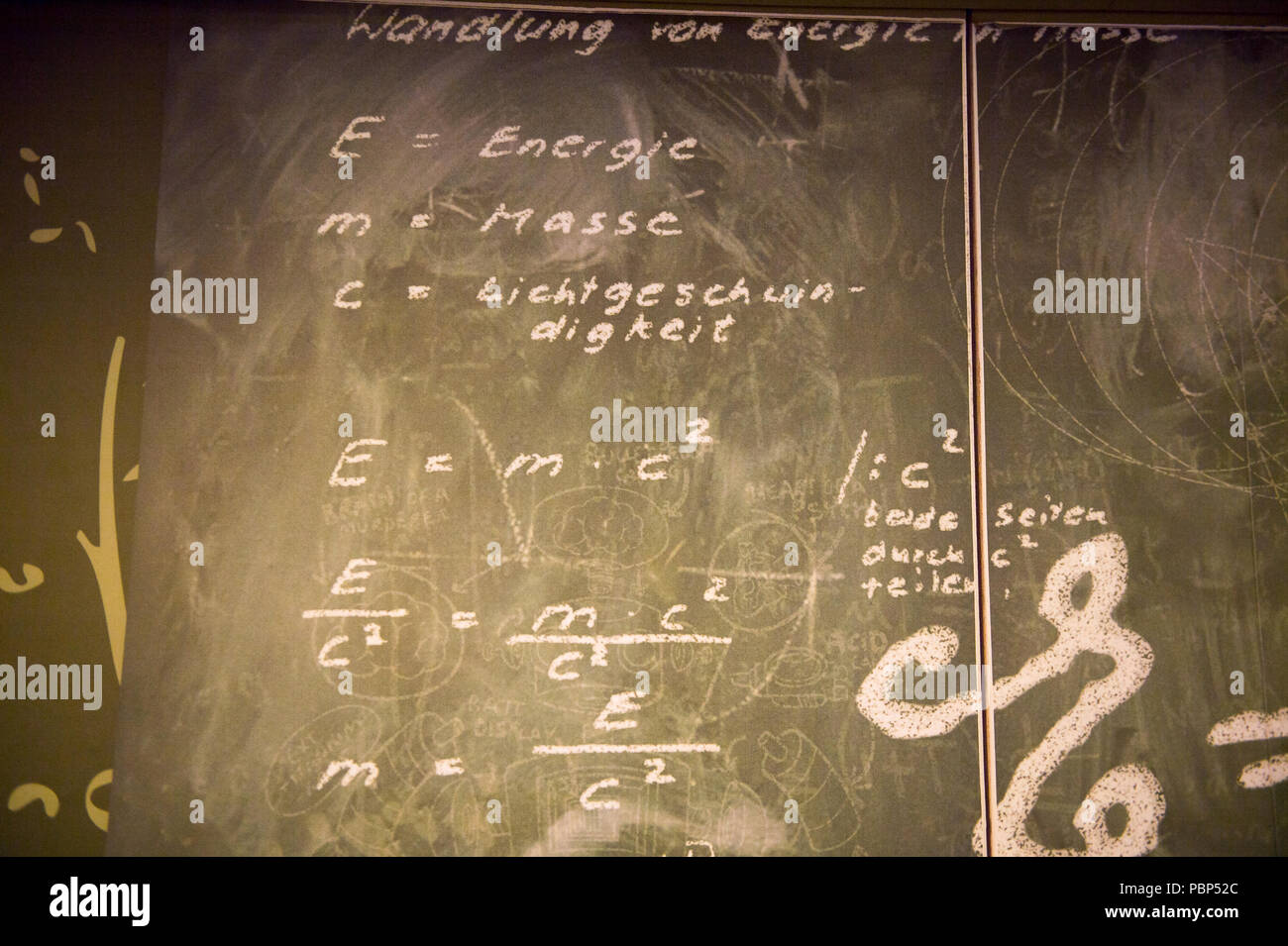 AMSTERDAM, NIEDERLANDE - Jun 1, 2015: Albert Einsteins Formeln, der ...