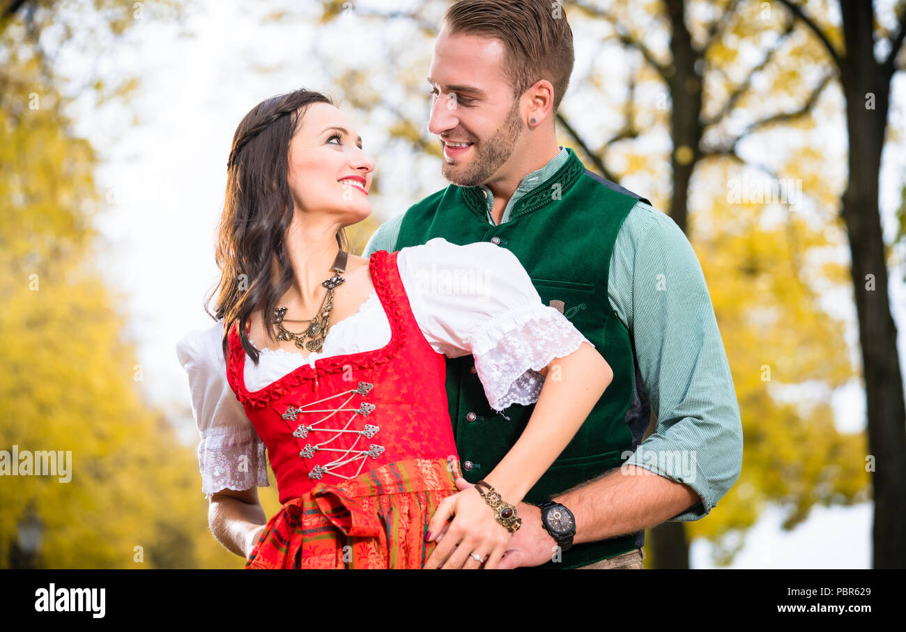 Couple partnership hug -Fotos und -Bildmaterial in hoher Auflösung – Alamy