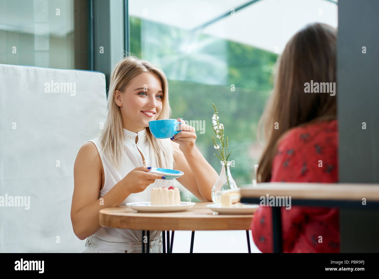 Freunde trinken am fenster -Fotos und -Bildmaterial in hoher Auflösung ...