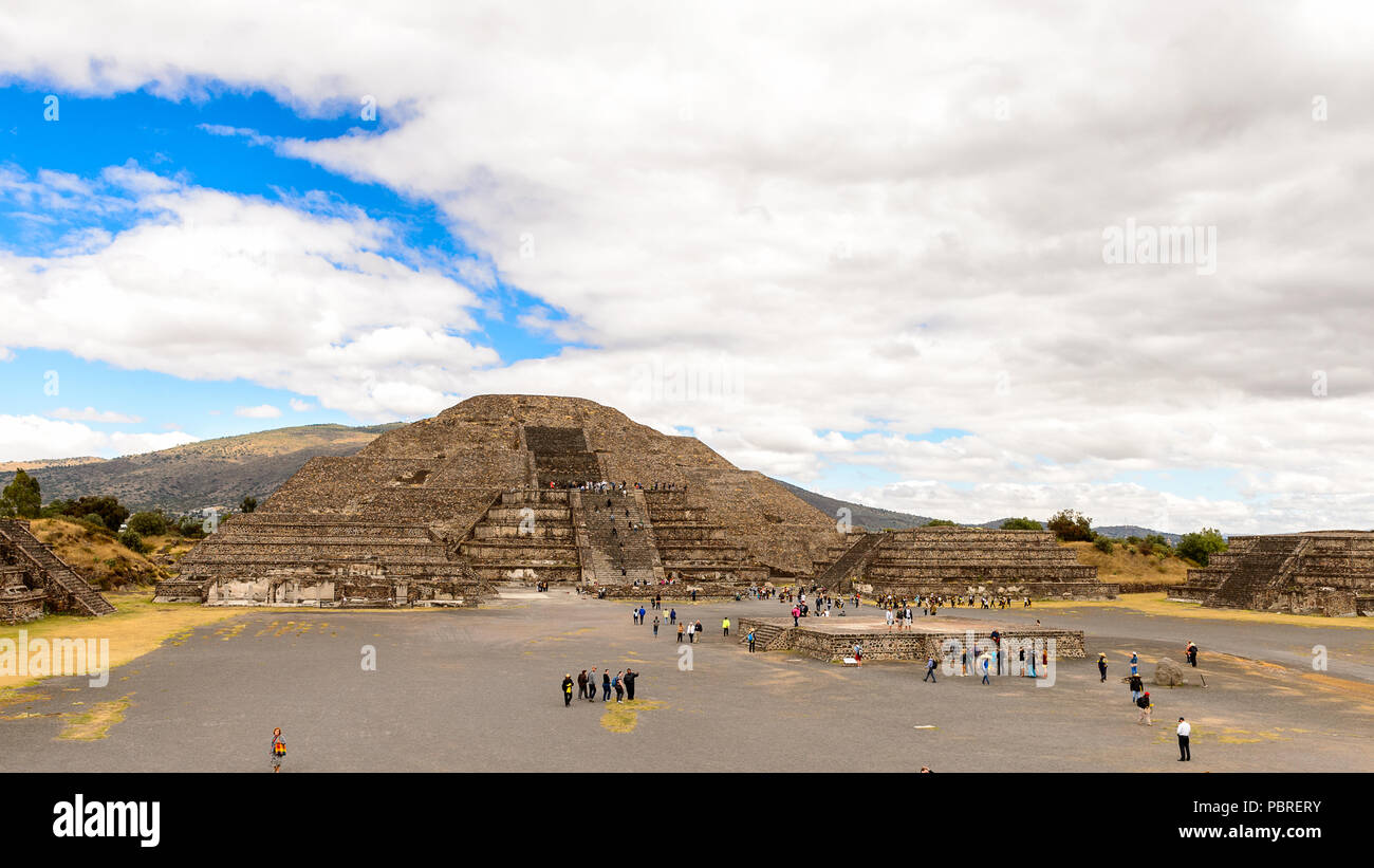 Mond Pyramide (Piramide de Luna) von Teotihuacan, der viele ...