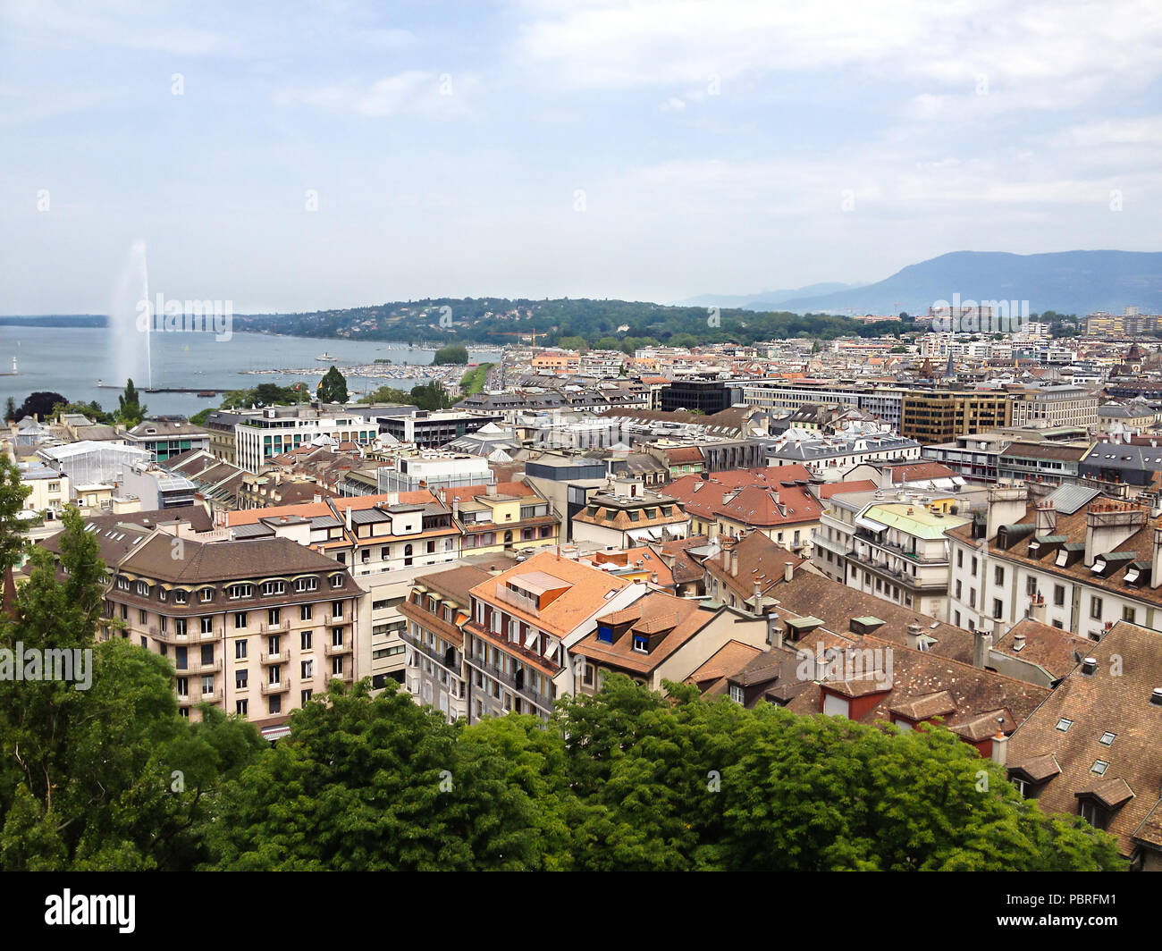 Blick von oben auf die Genfer Altstadt und Genfer See mit Fontäne "Jet ...