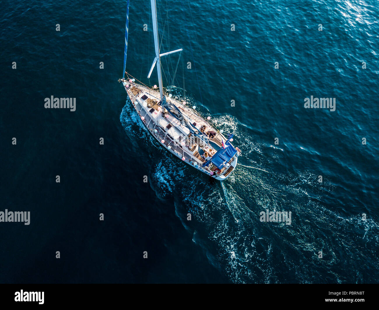 Overhead top Luftaufnahme von Luxus Segelboot in das kristallklare ...