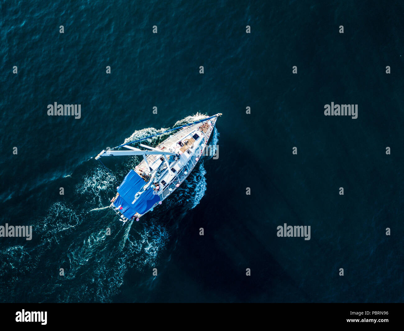Overhead top Luftaufnahme von Luxus Segelboot in das kristallklare ...
