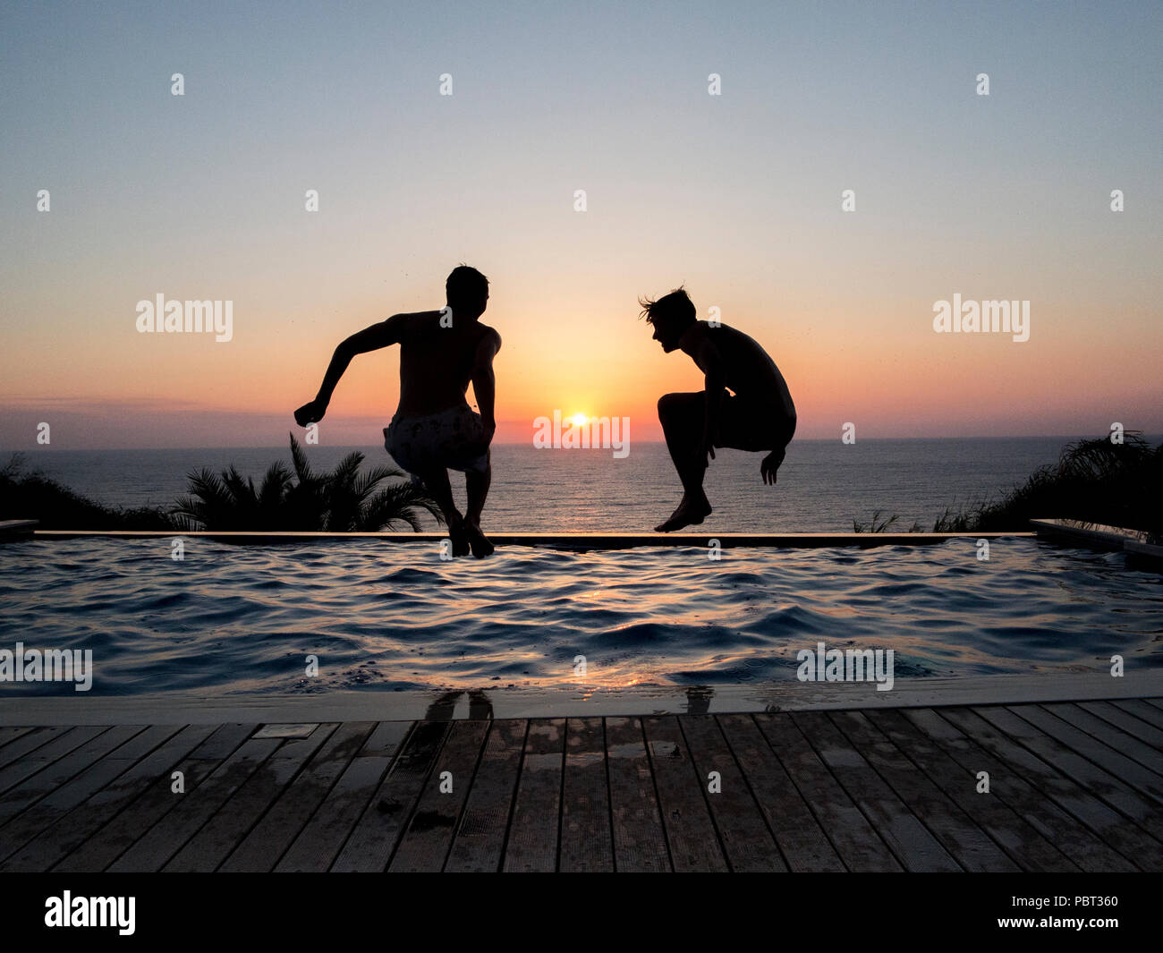 Two boys jumping swimming pool -Fotos und -Bildmaterial in hoher ...