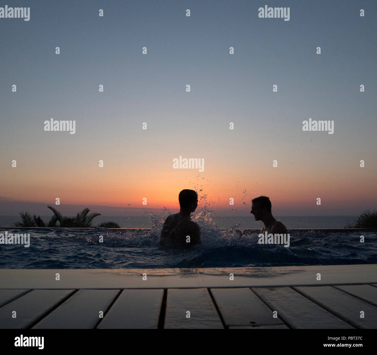 Two boys jumping swimming pool -Fotos und -Bildmaterial in hoher ...