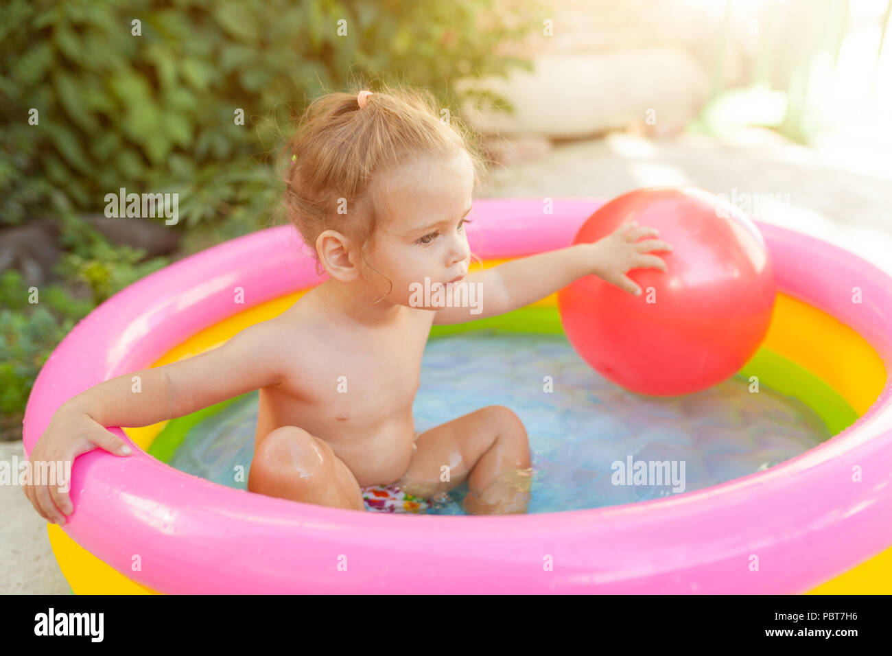 Badende kinder im garten -Fotos und -Bildmaterial in hoher Auflösung ...