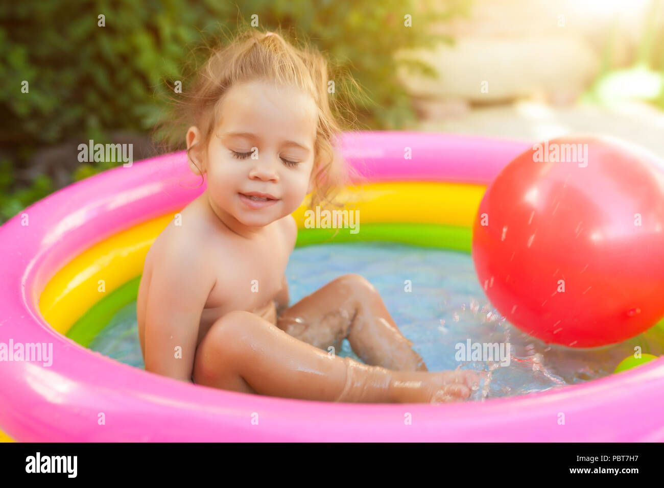 Badende kinder im garten -Fotos und -Bildmaterial in hoher Auflösung ...