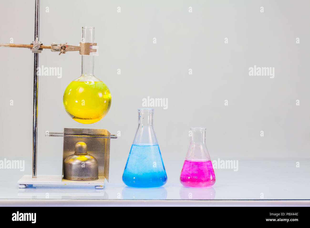 Laborexperimente Molekülstruktur mit chemischen Experiment Rohr in der ...