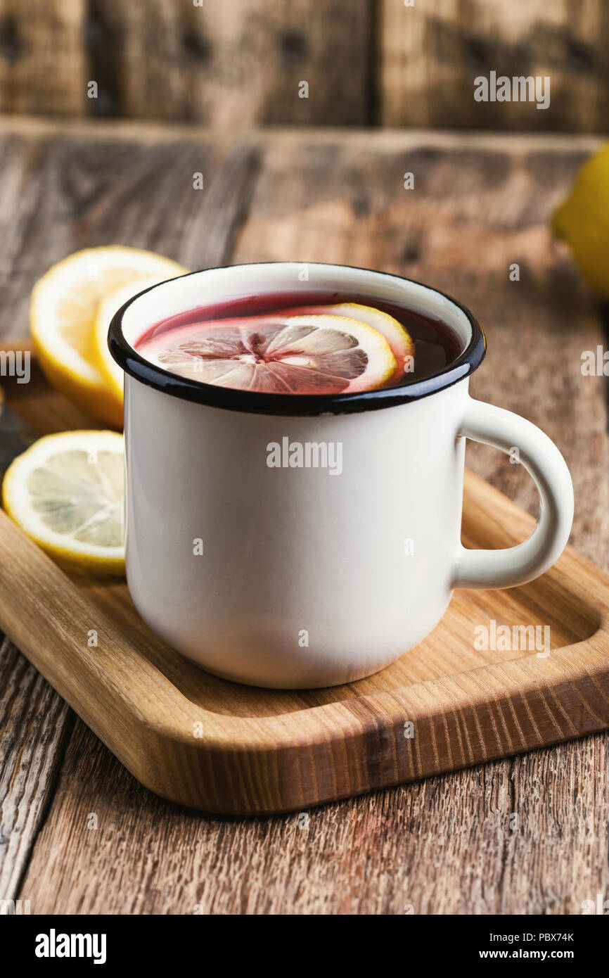 Tee Mit Zitrone In Der Roten Schale Stockfotos und -bilder Kaufen - Alamy