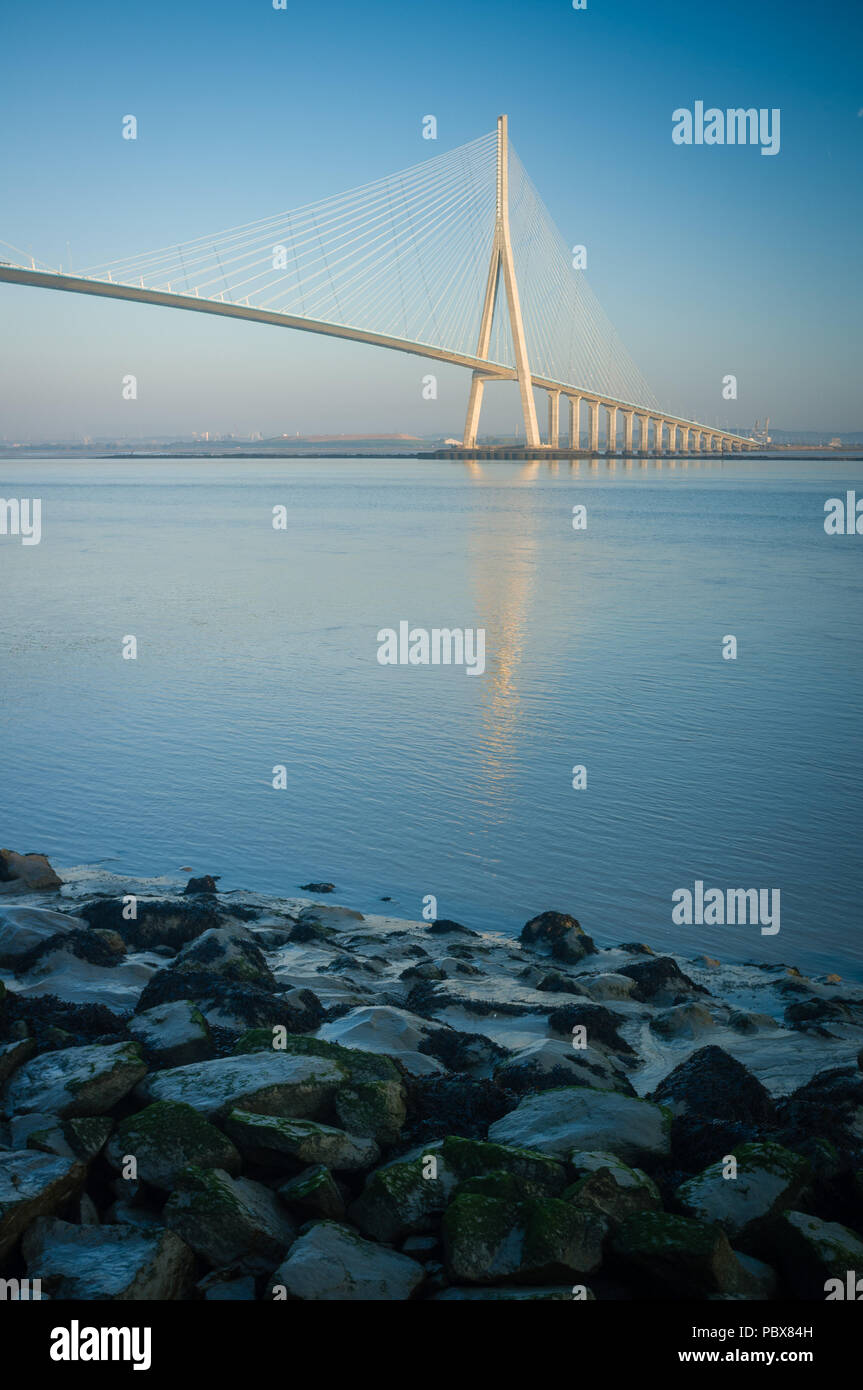 Die Pont de Normandie Schrägseilbrücke über den Fluss Seine Honfleur ...