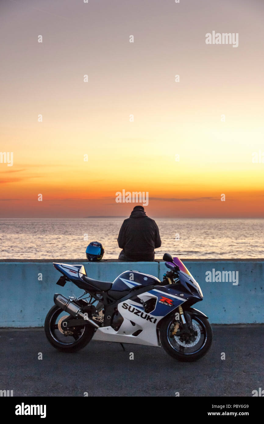 Motorrad sonnenuntergang -Fotos und -Bildmaterial in hoher Auflösung ...