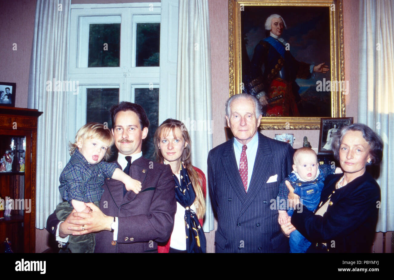 Rudolph Prinz von Croy und Ehefrau Alexandra präsentieren Karl Emanuel ...