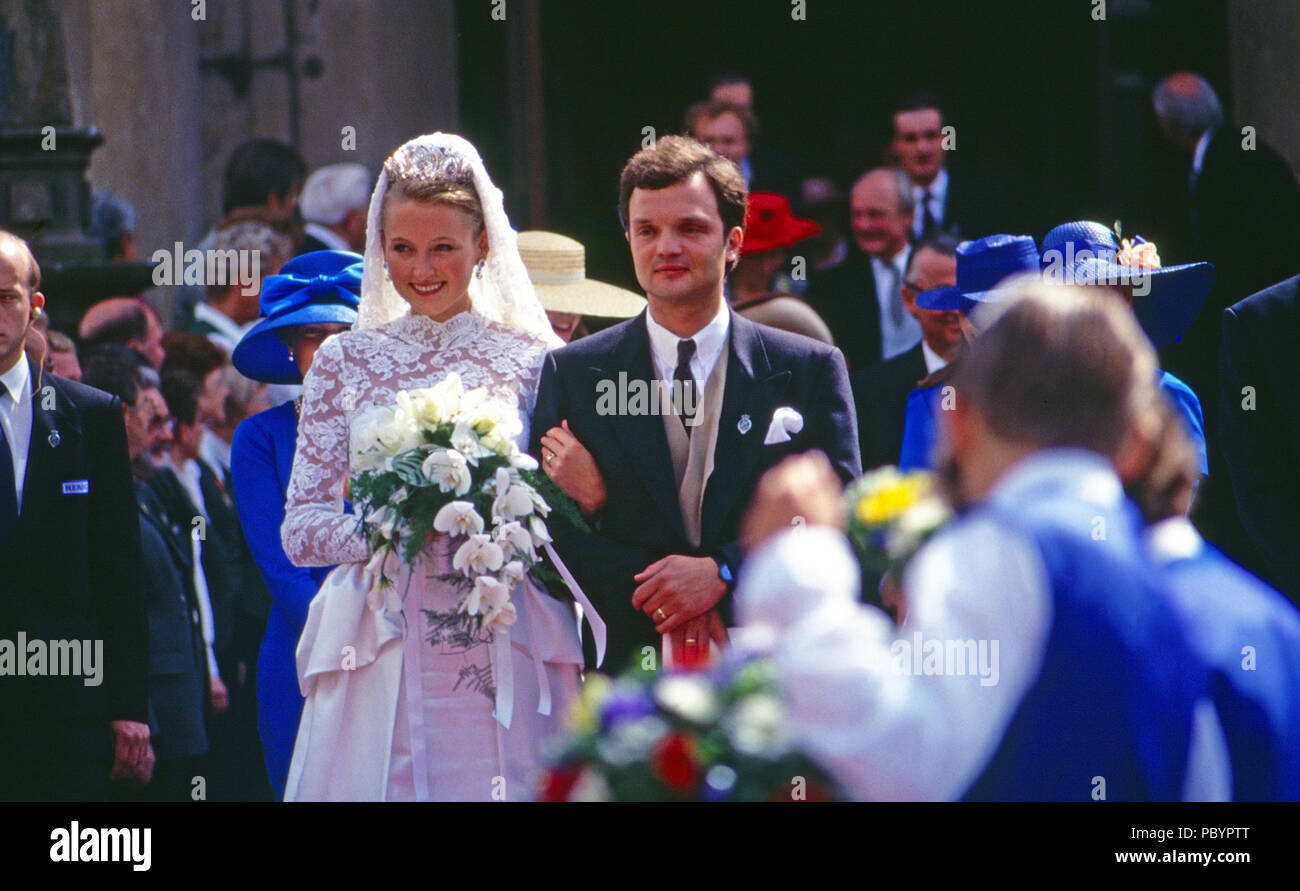 Alexander Prinz zu Schaumburg-Lippe bei seiner Hochzeit mit Ehefrau ...