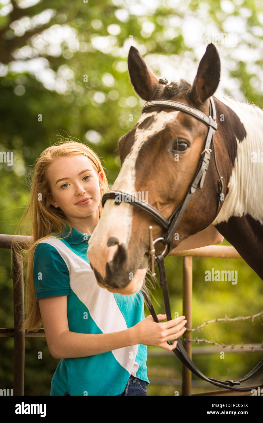 Mädchen rotes haar pferd -Fotos und -Bildmaterial in hoher Auflösung ...