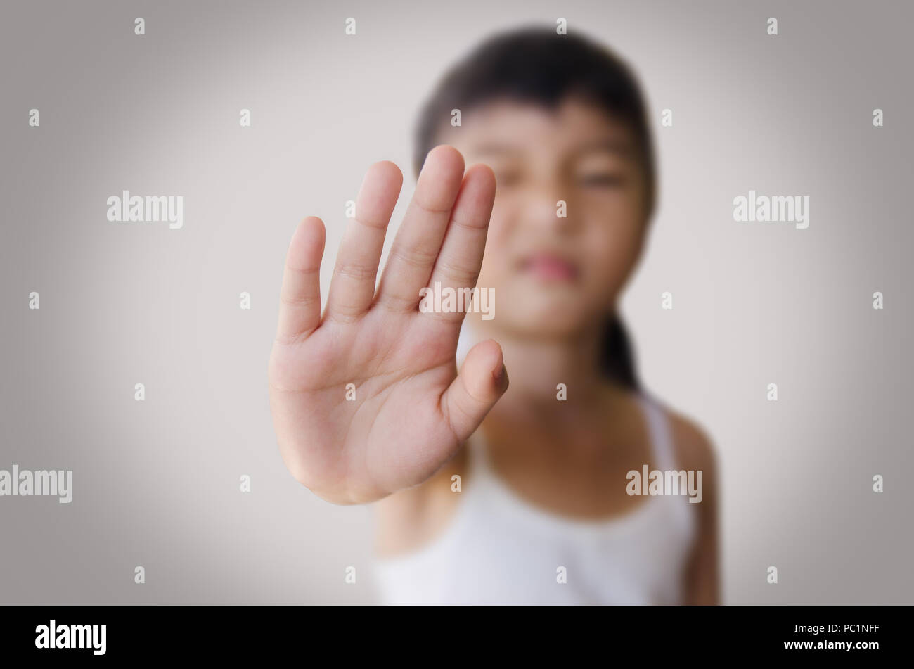 Mädchen hand stop -Fotos und -Bildmaterial in hoher Auflösung – Alamy