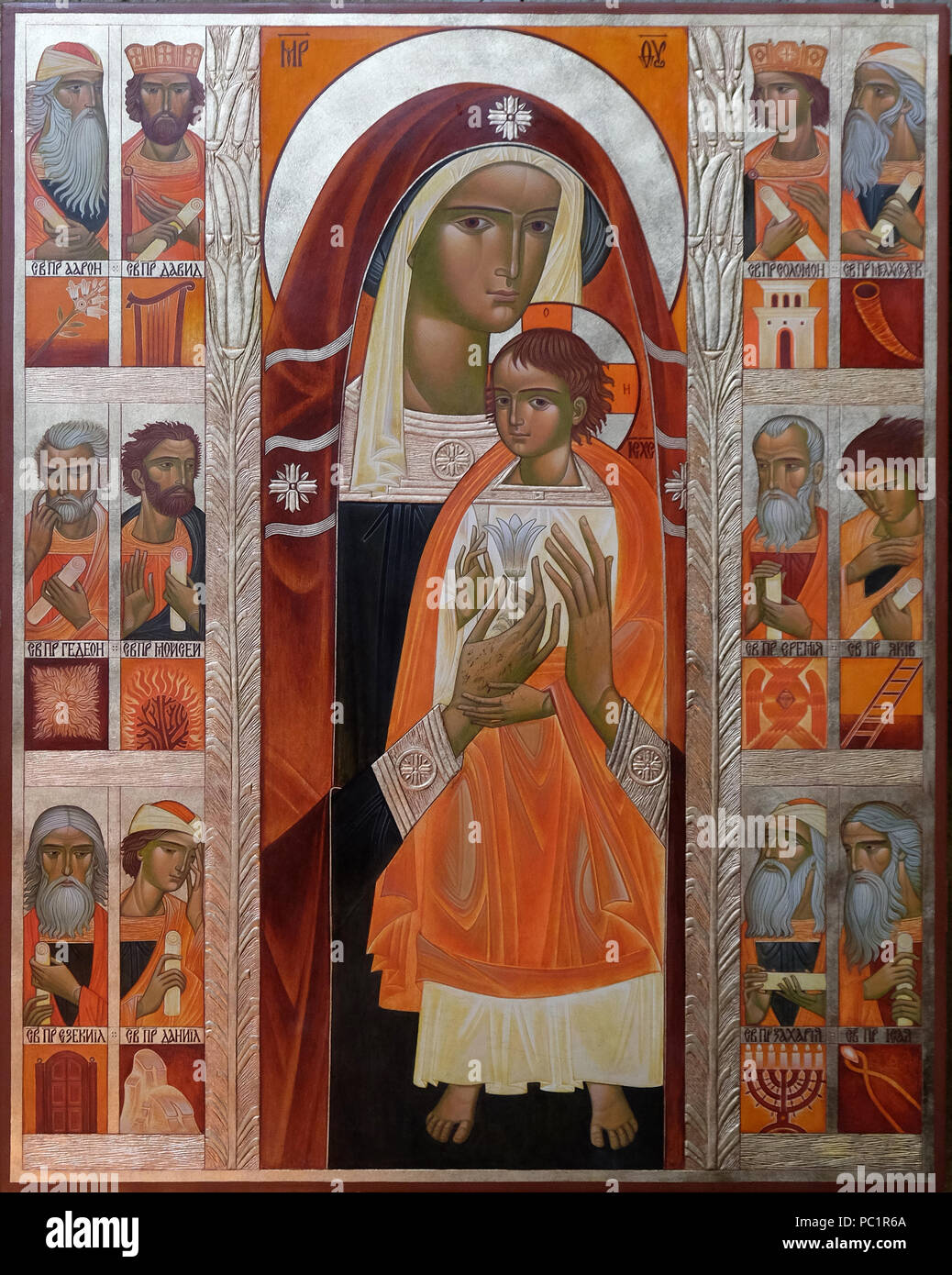 Jungfrau Maria mit dem Jesuskind umgeben von Heiligen, Symbol in der Kathedrale Notre Dame ...