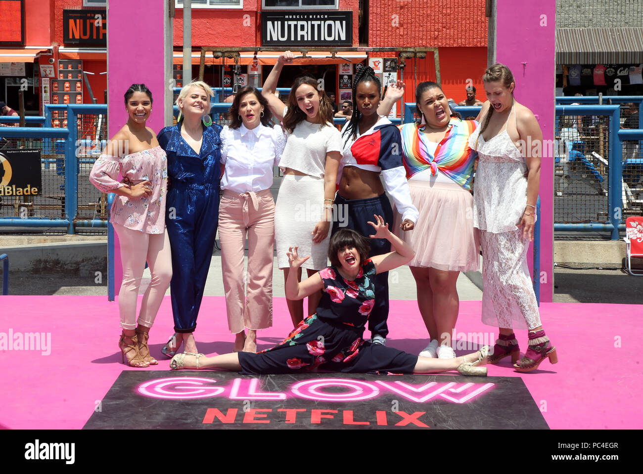 Von Netflix "Glow Cast' feiert die Premiere der Saison 2 Mit 80 der ...